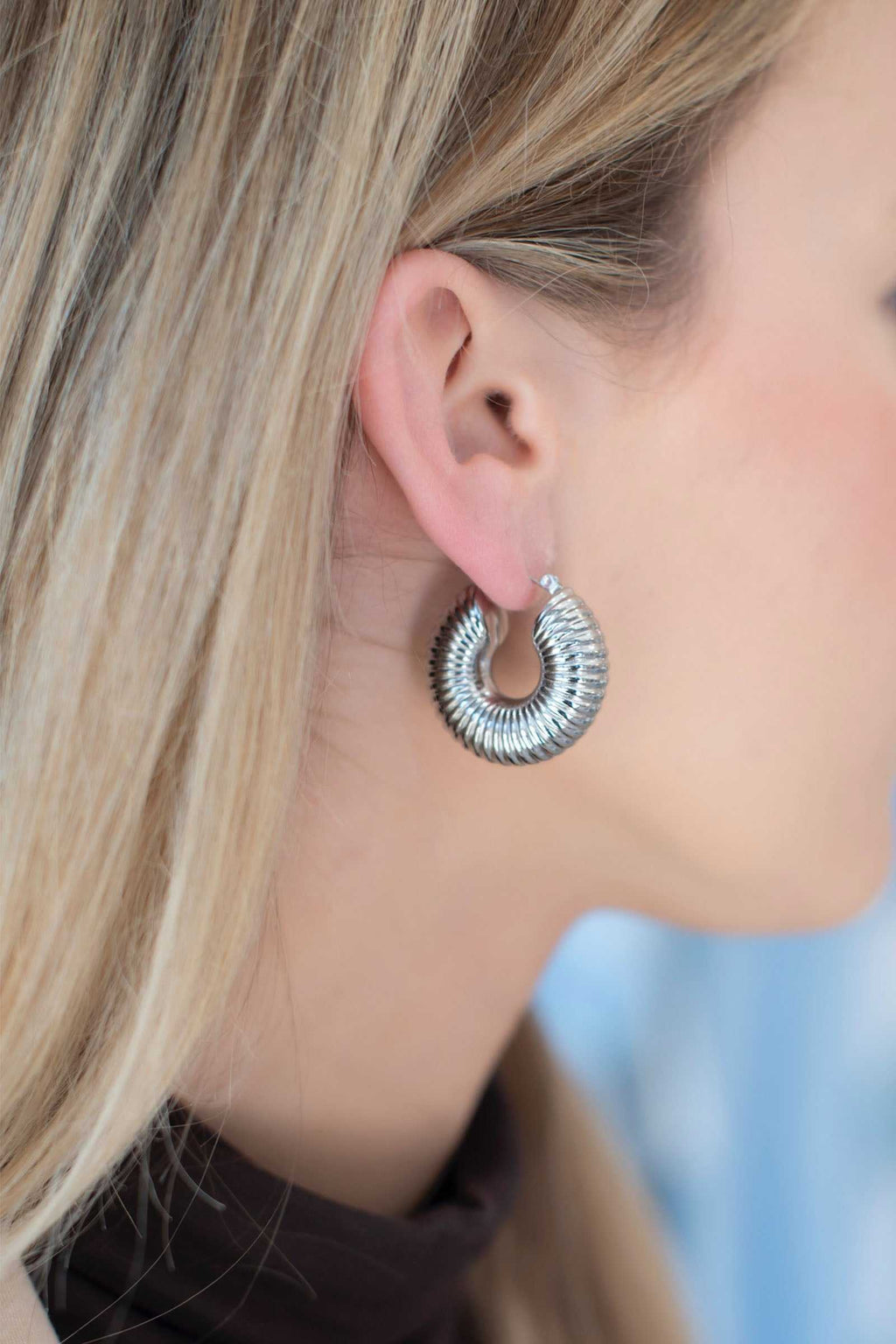 Robyn Tube Hoops - Silver – Monkee's of The Woodlands